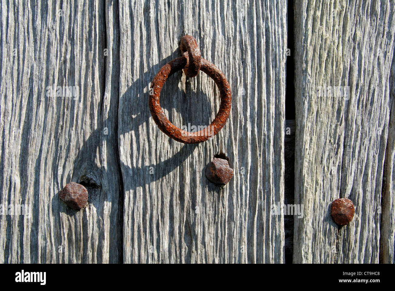Rusty ring and barn door - France Stock Photo - Alamy