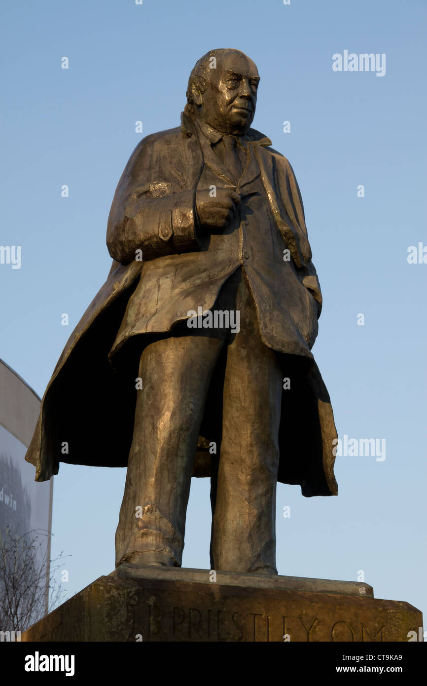 Statue of j b priestley hi-res stock photography and images - Alamy