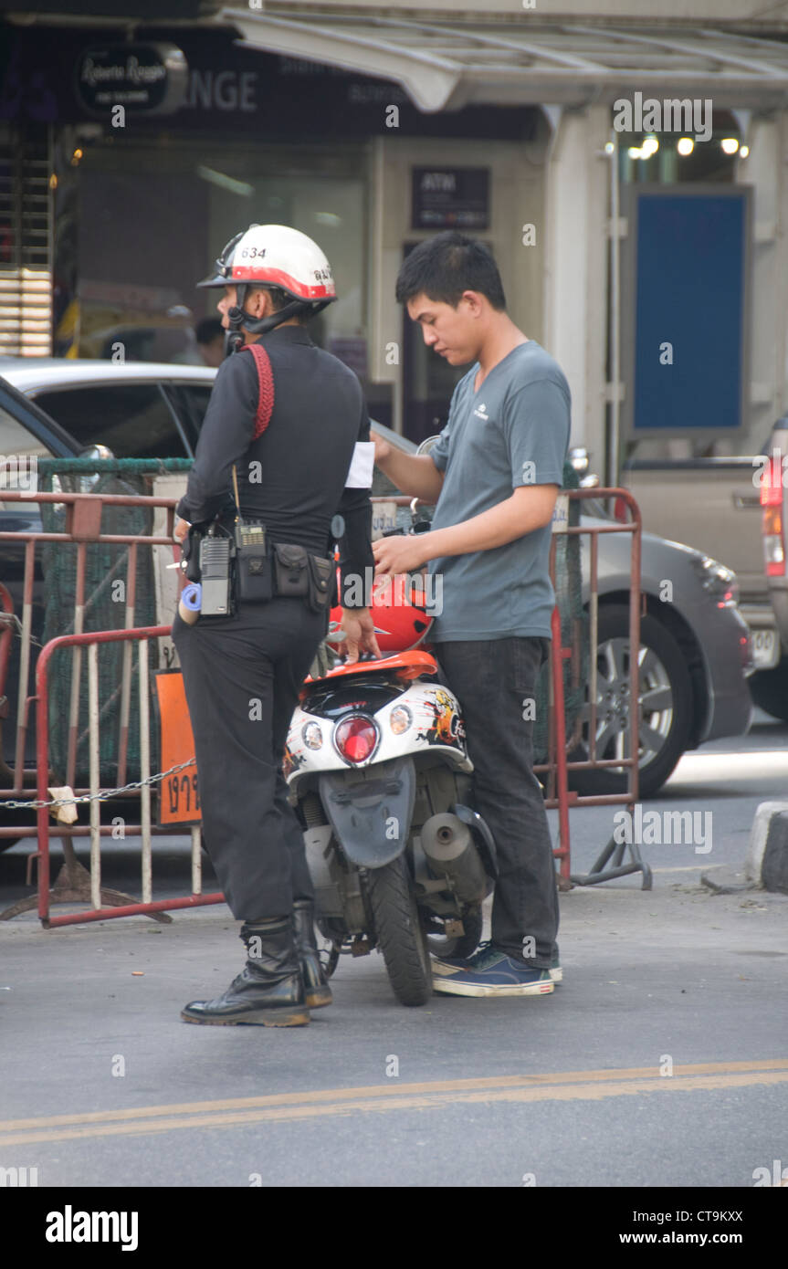 Bangkok thailand police motor bike hi-res stock photography and images ...