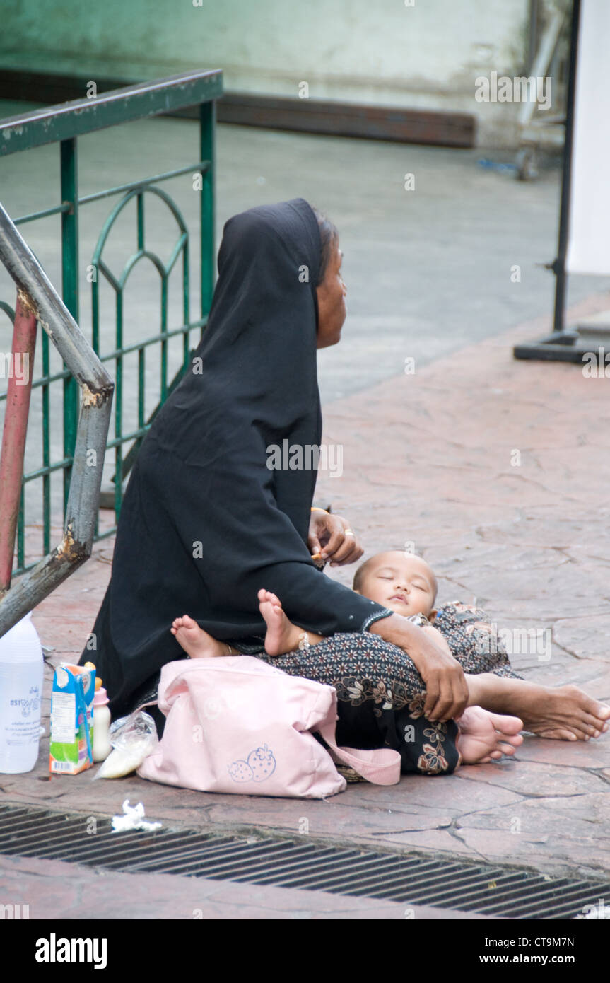A woman and her baby begging in Bangkok, Thailand Stock Photo - Alamy