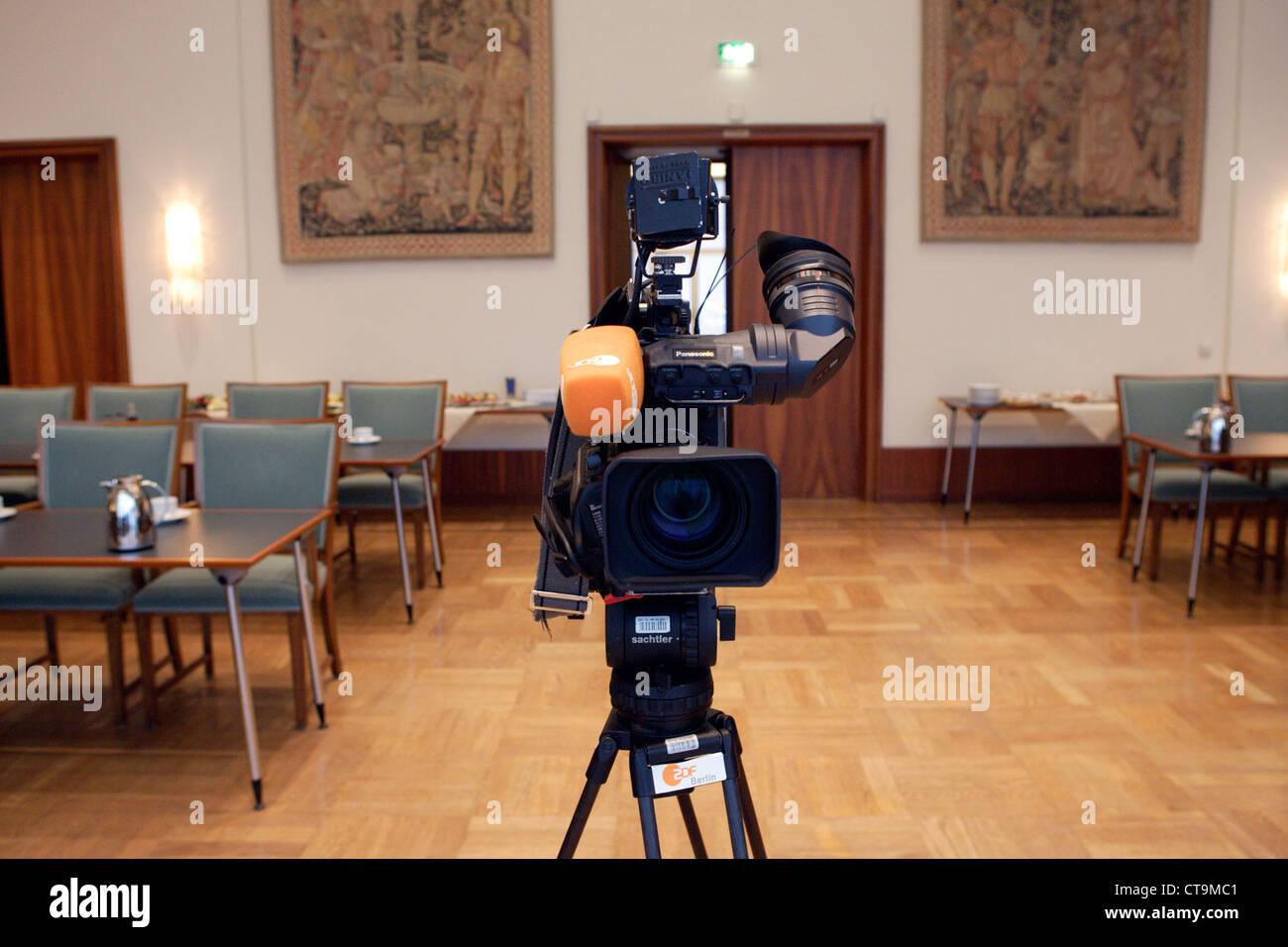 Television camera position hi-res stock photography and images - Alamy