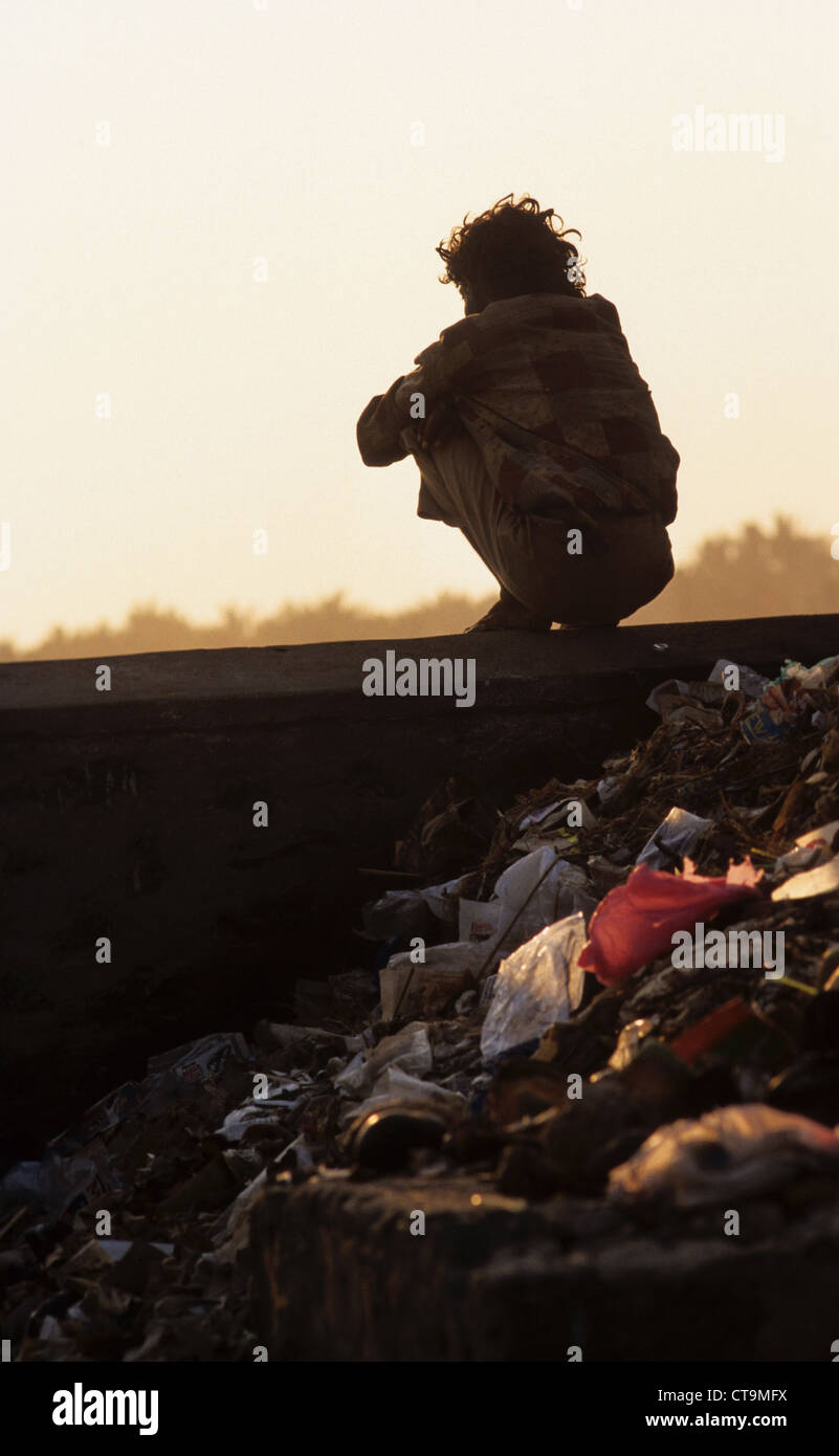 Silhouette of a man crouching behind a Muellhaufen Stock Photo - Alamy