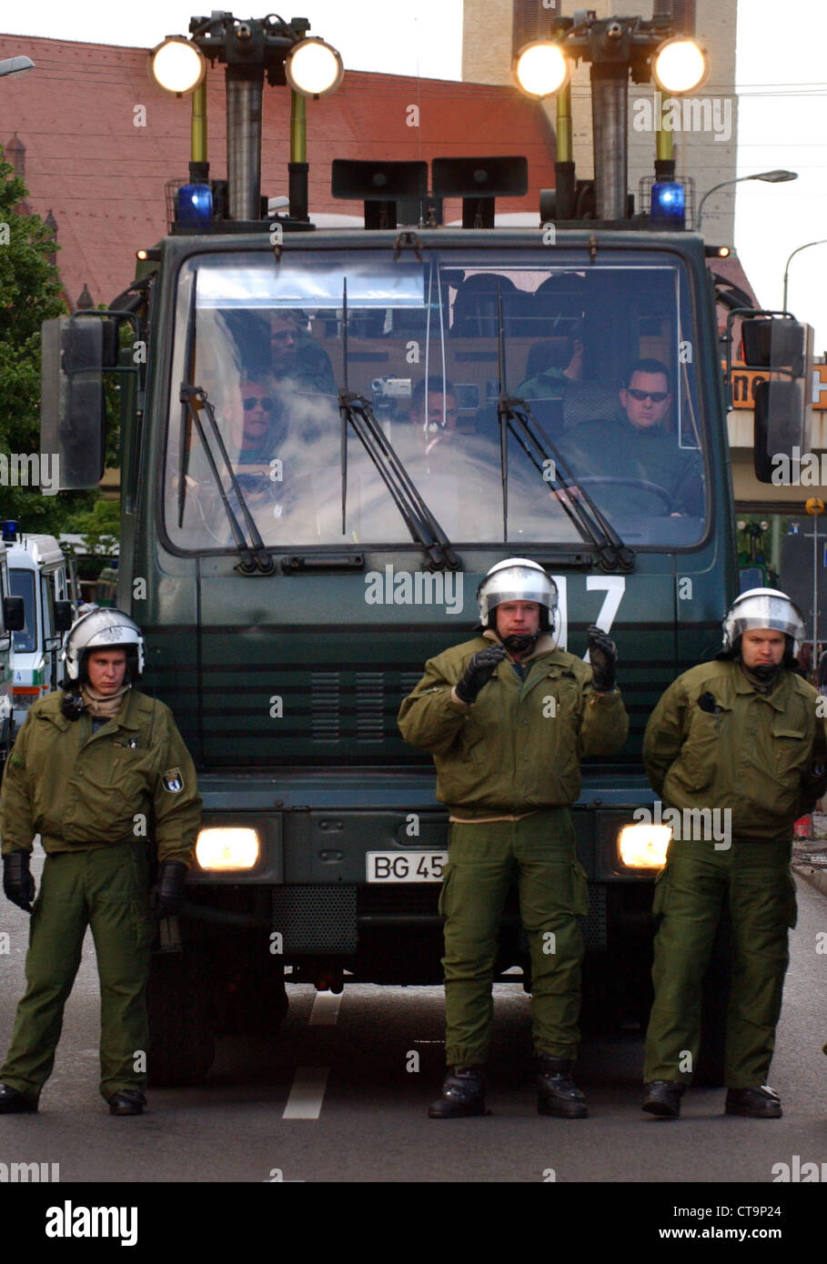 Water cannon police hi-res stock photography and images - Alamy