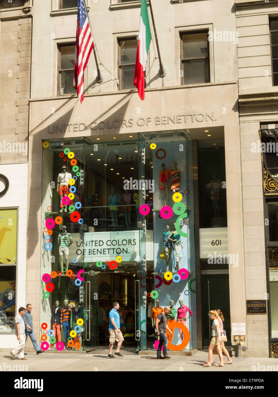 Urban outfitters storefront hi-res stock photography and images - Alamy