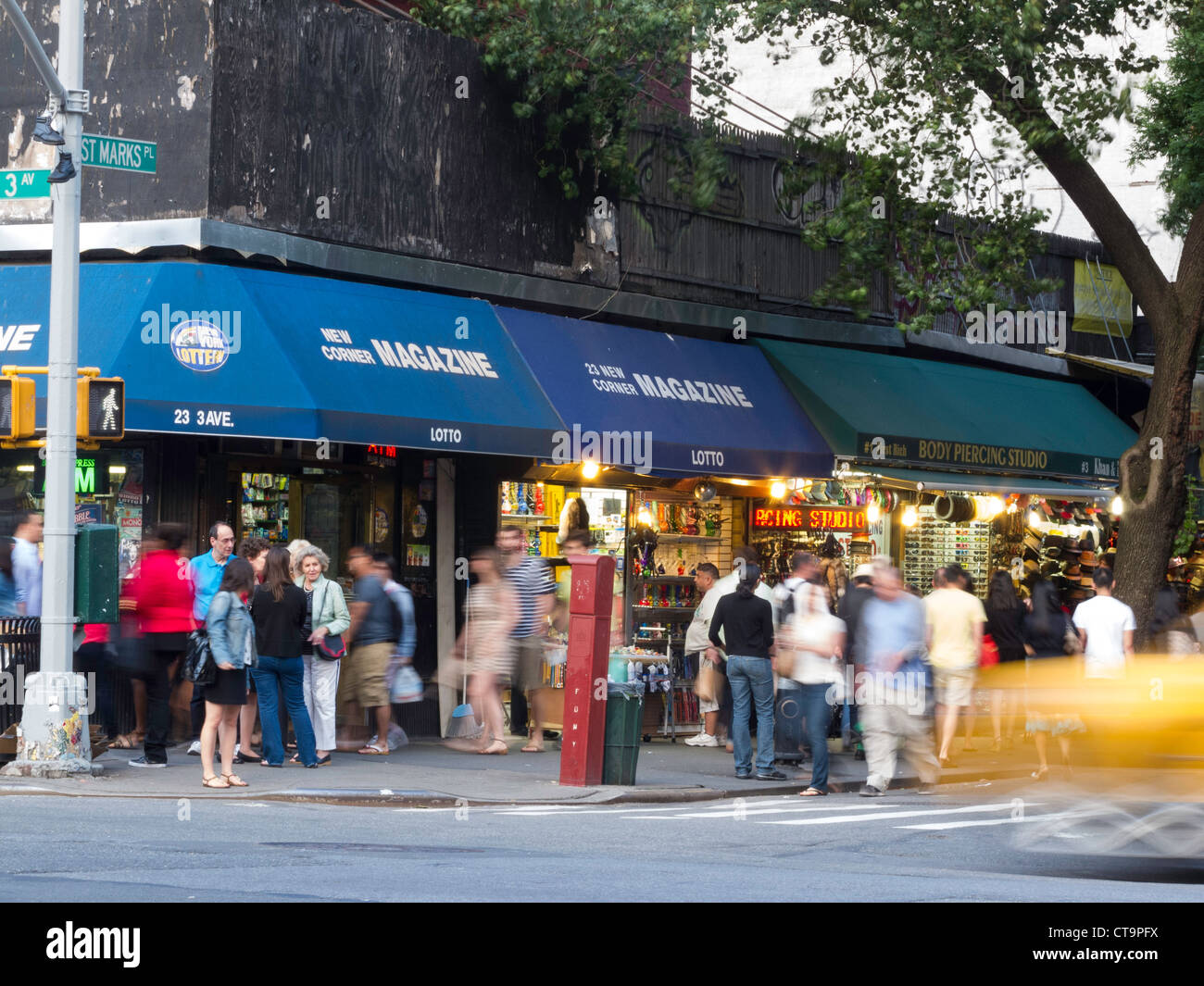Busy urban street scene hi-res stock photography and images - Alamy