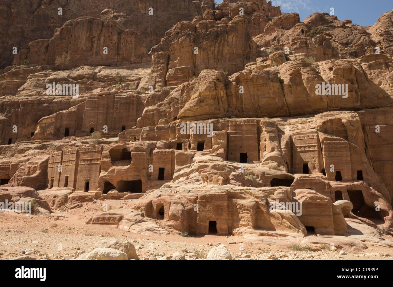 Rock houses in Petra Jordan Stock Photo - Alamy