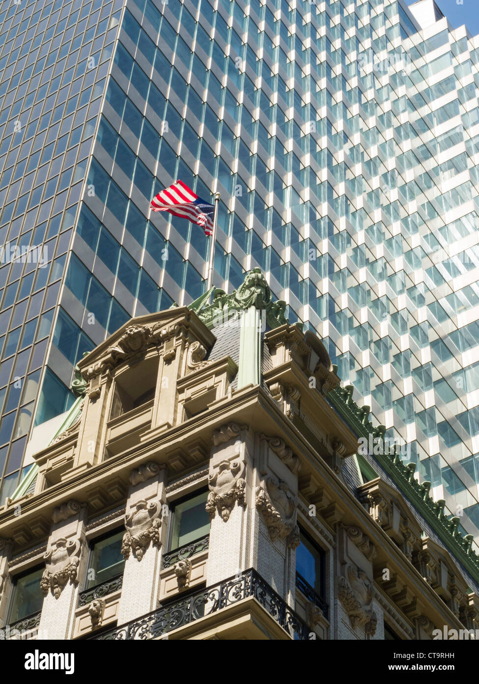 452 Fifth Avenue, Beaux-Arts and Modern Tower, NYC Stock Photo - Alamy