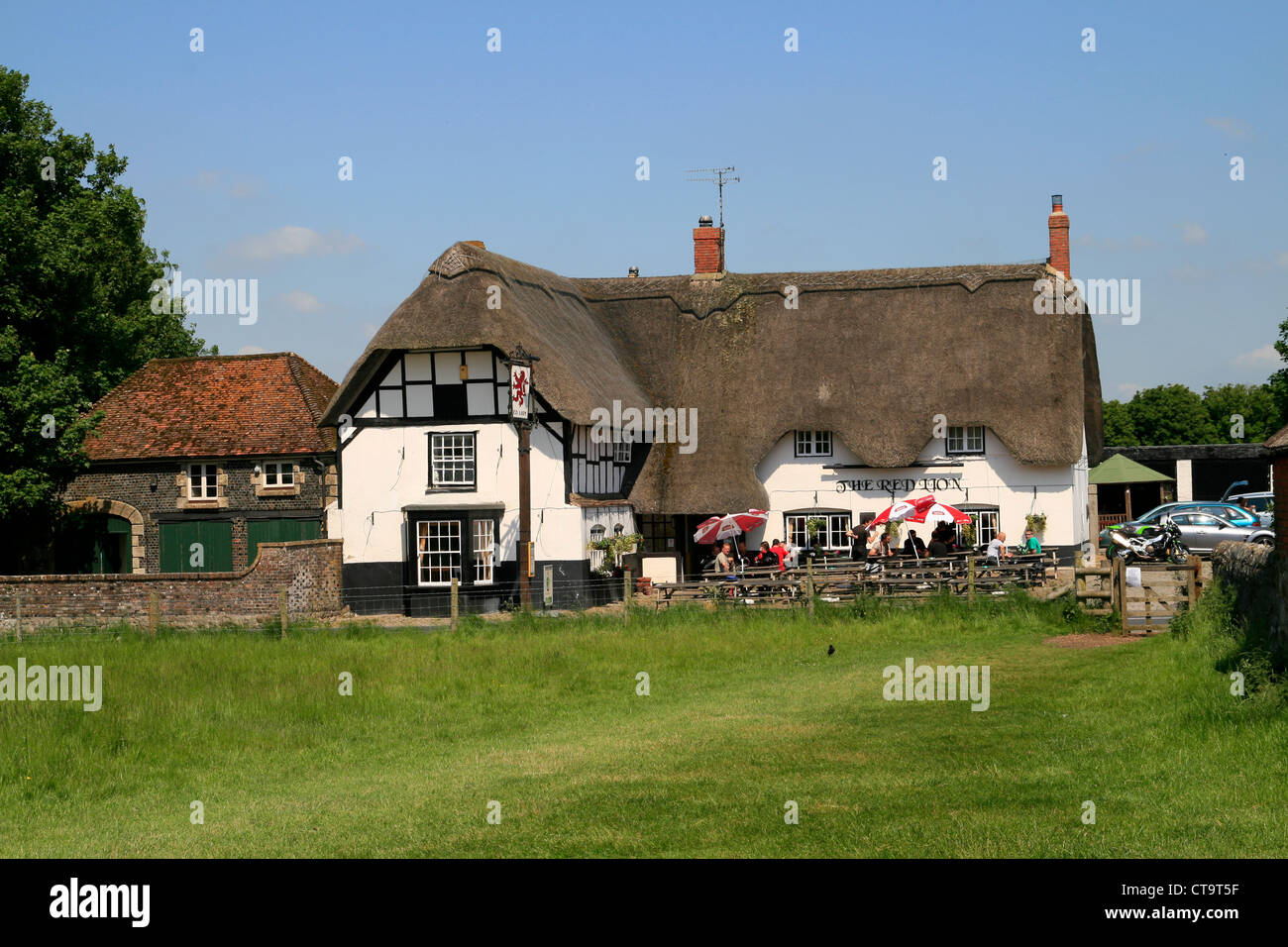 thatched roof pub The Red Lion Avebury Wiltshire England Stock Photo ...