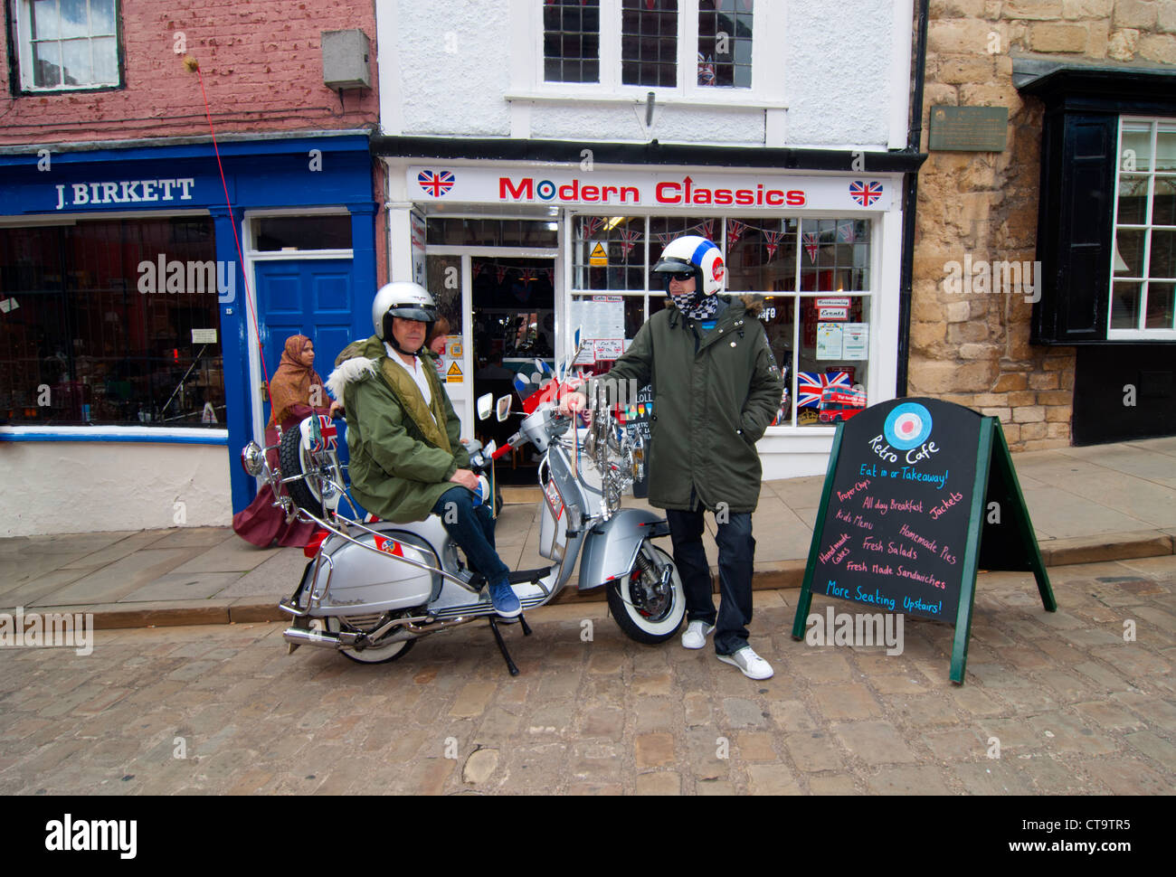 Mods on their Vespa scooters Stock Photo - Alamy
