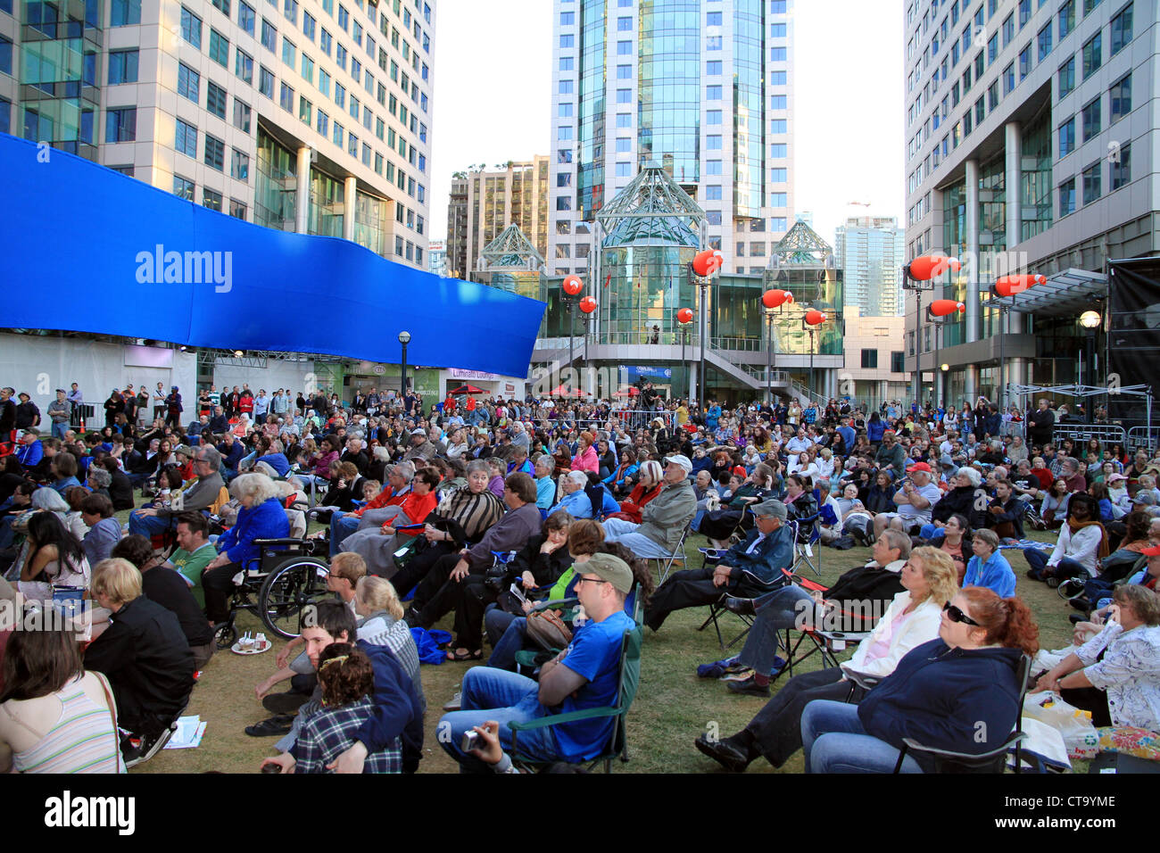 Festival attendance hi-res stock photography and images - Alamy