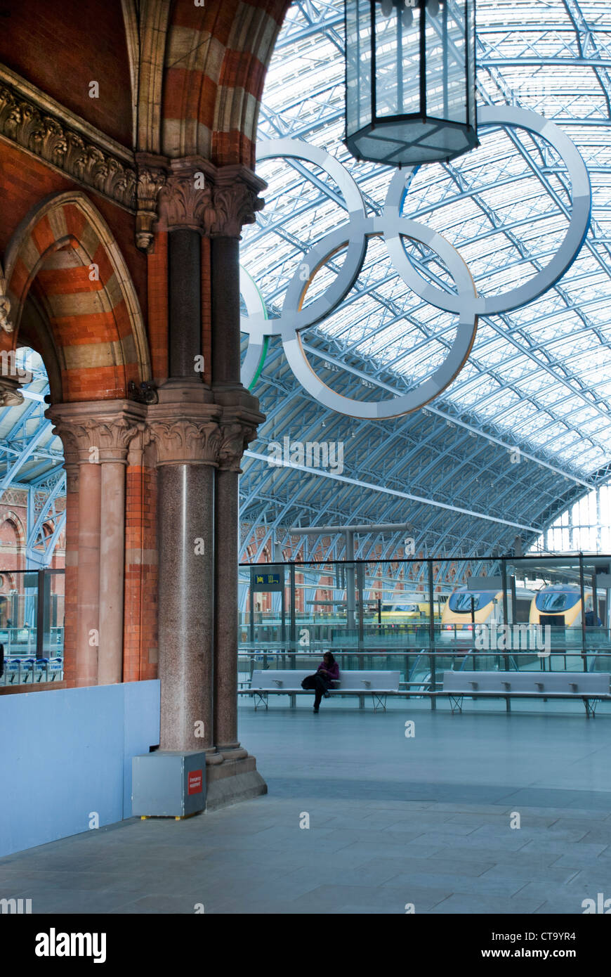 Kings cross station concourse empty hi-res stock photography and images ...