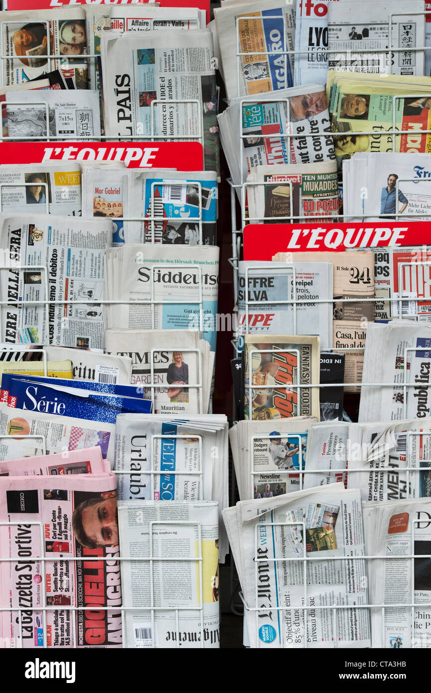 French newspaper stand hi-res stock photography and images - Alamy