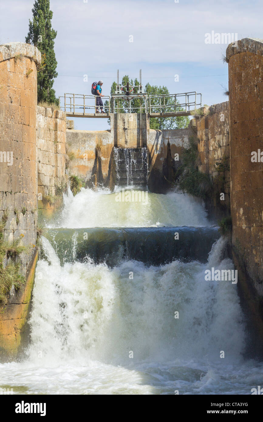 Canal lock gates hi-res stock photography and images - Alamy