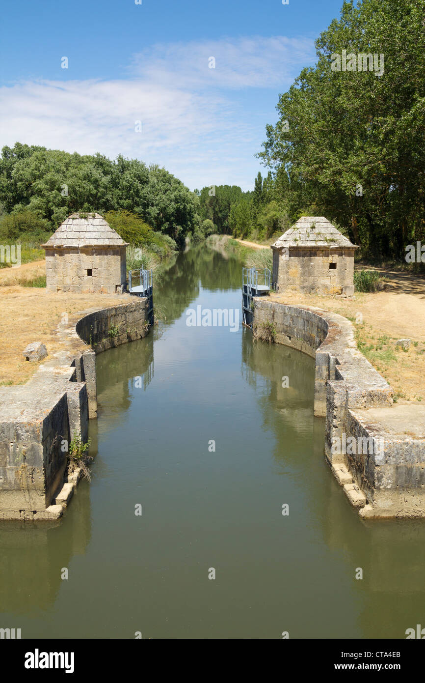 Lock gate gates hi-res stock photography and images - Alamy