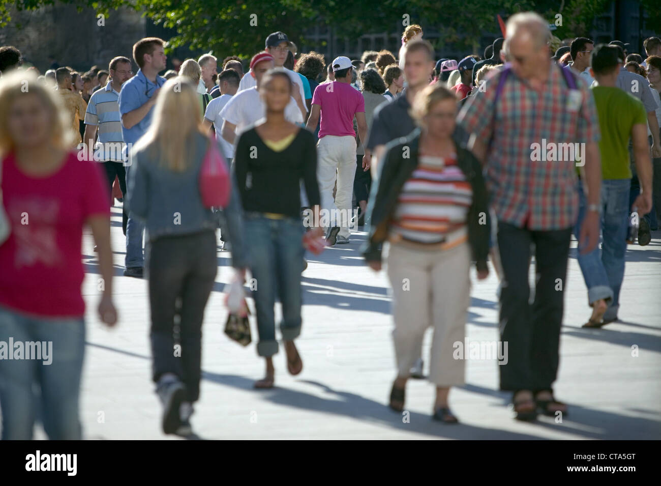 Berlin, passersby on the Kurfuerstendamm Stock Photo - Alamy