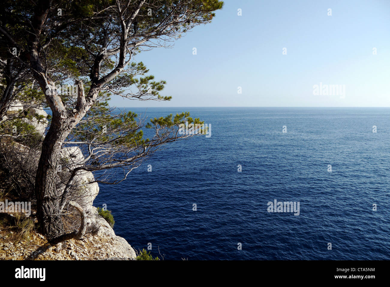 Cliff over water hi-res stock photography and images - Alamy