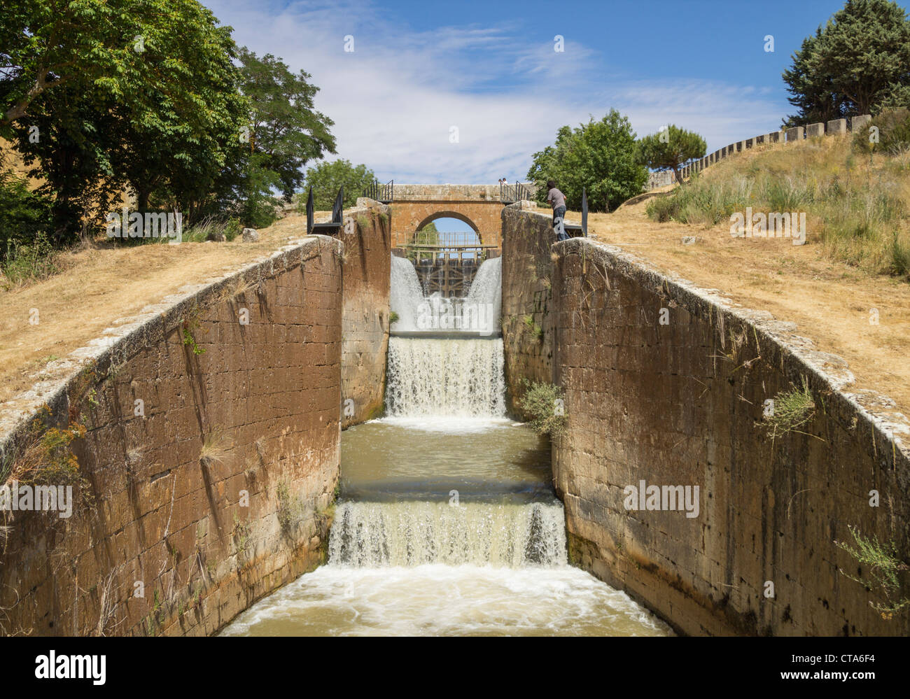 Lock gates on Canal de Castilla at Calahorra de Ribas, Palencia ...