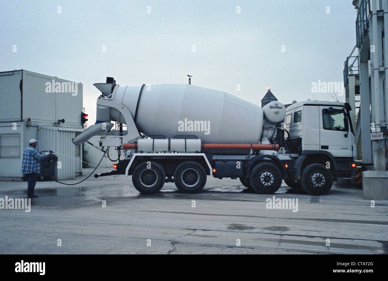 Workers washed e concrete mixer in the Western Harbour, Berlin Stock ...