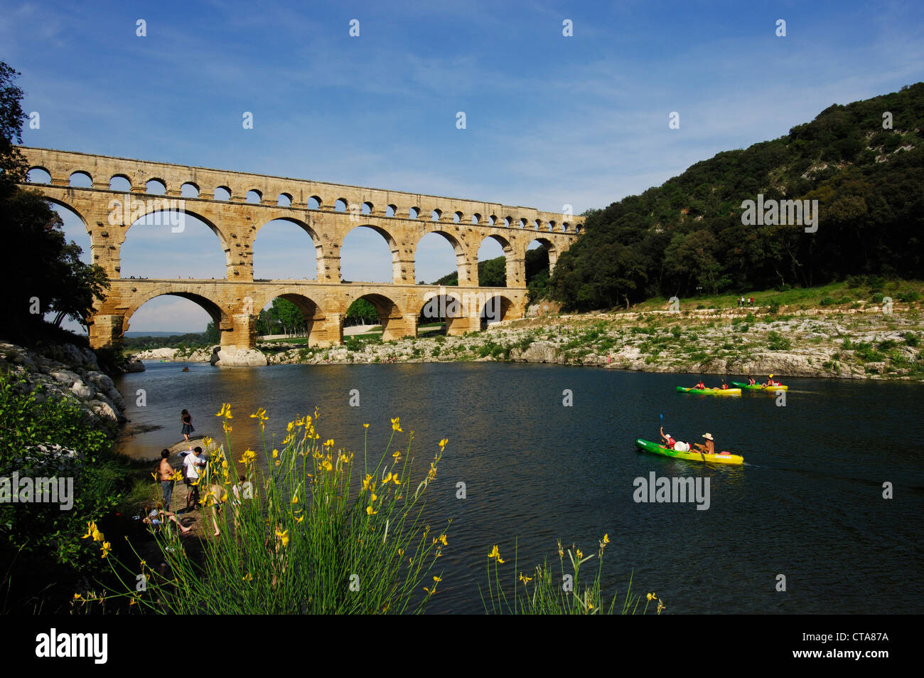 People canoeing near the aqueduct, Pont du Gard, Provence, Frankreich ...