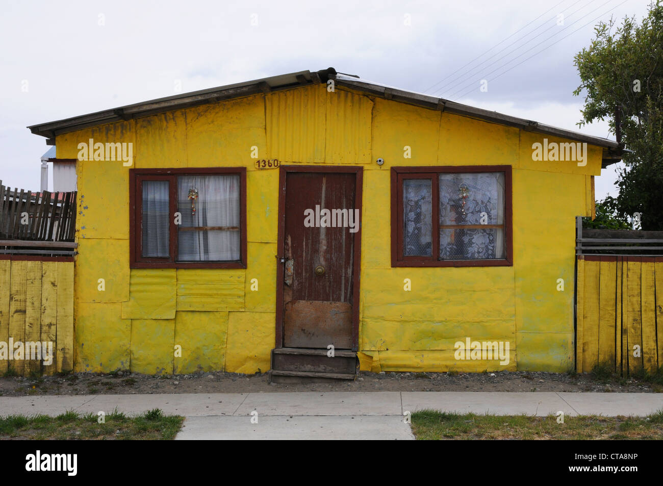 Dilapidated shack hi-res stock photography and images - Alamy