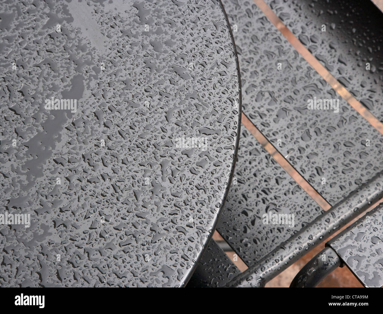 Picnic table rain hi-res stock photography and images - Alamy