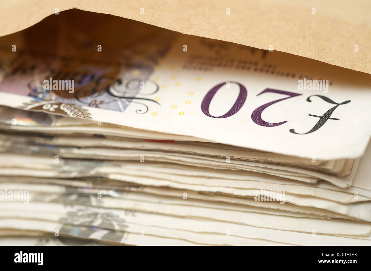 Twenty pounds notes in brown envelope Stock Photo - Alamy