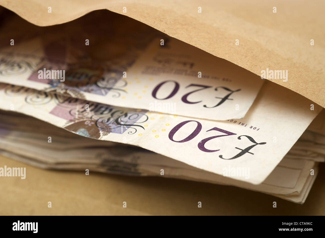 Twenty pounds notes in brown envelope Stock Photo - Alamy