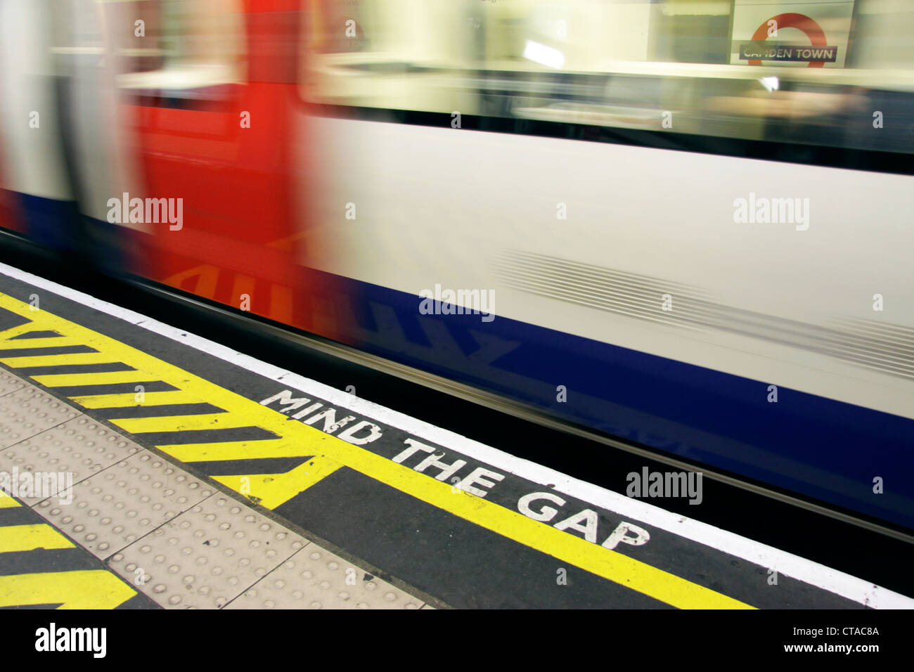 Mind the gap warning sign on the London Underground Stock Photo - Alamy