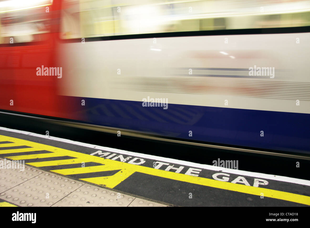 Mind the gap warning sign on the London Underground Stock Photo - Alamy