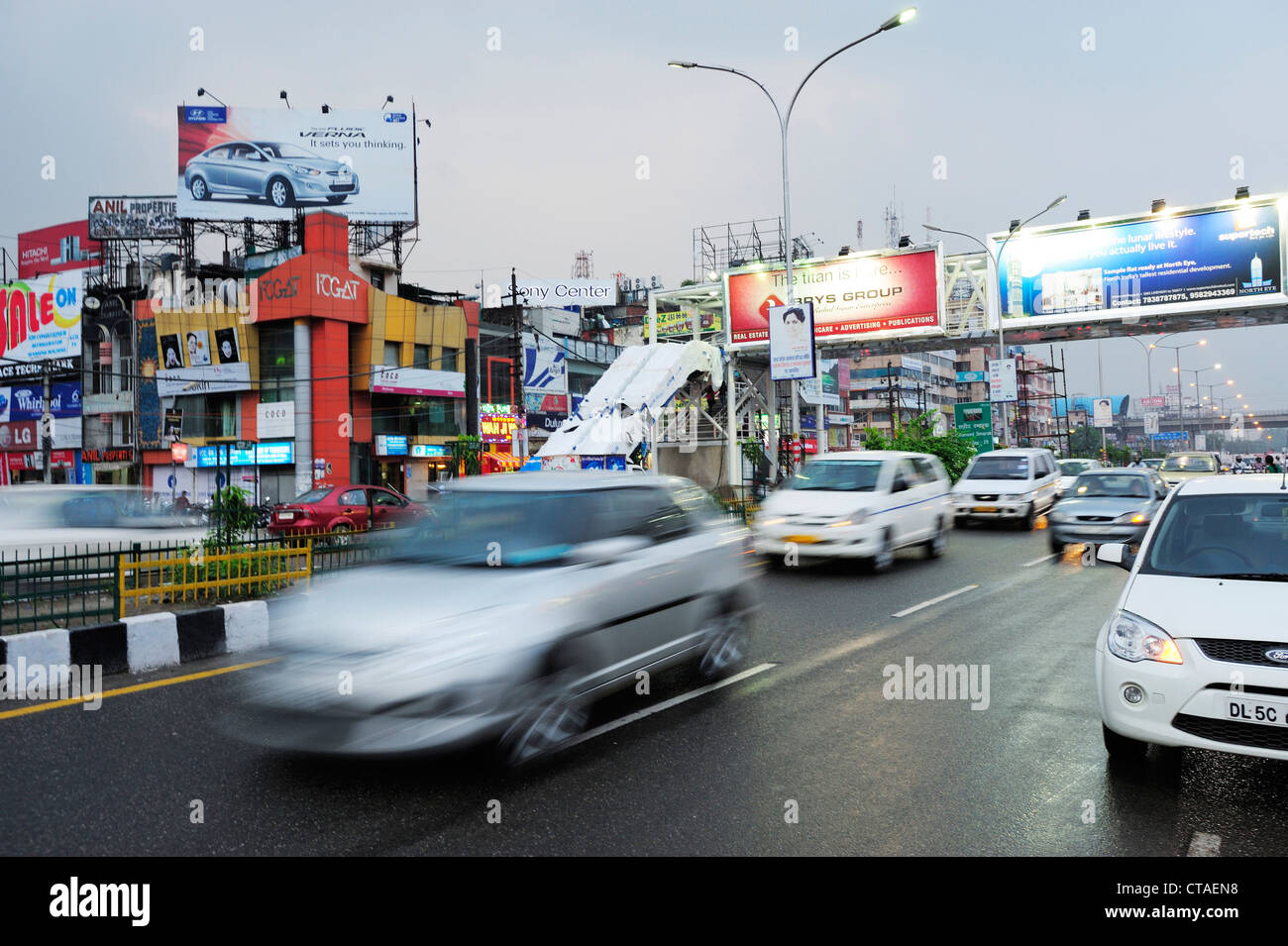 Street scene in Noida, metropolitan area of Delhi, Uttar Pradesh, India ...