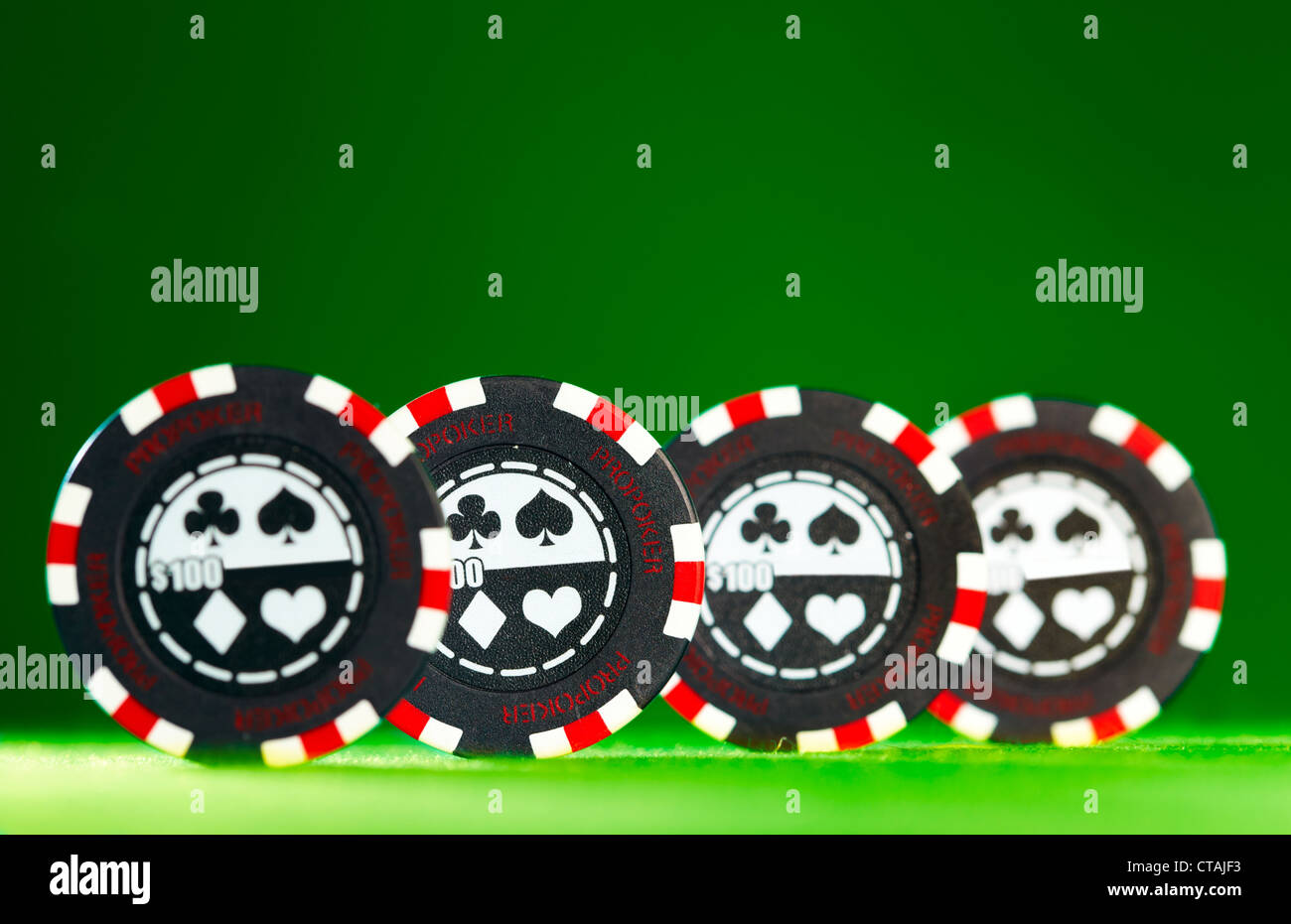 Photo gambling chips on the green Stock Photo - Alamy