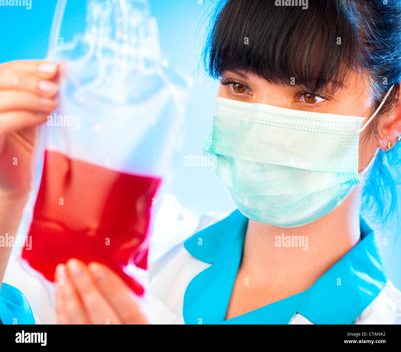 doctor with a package of donor blood Stock Photo - Alamy