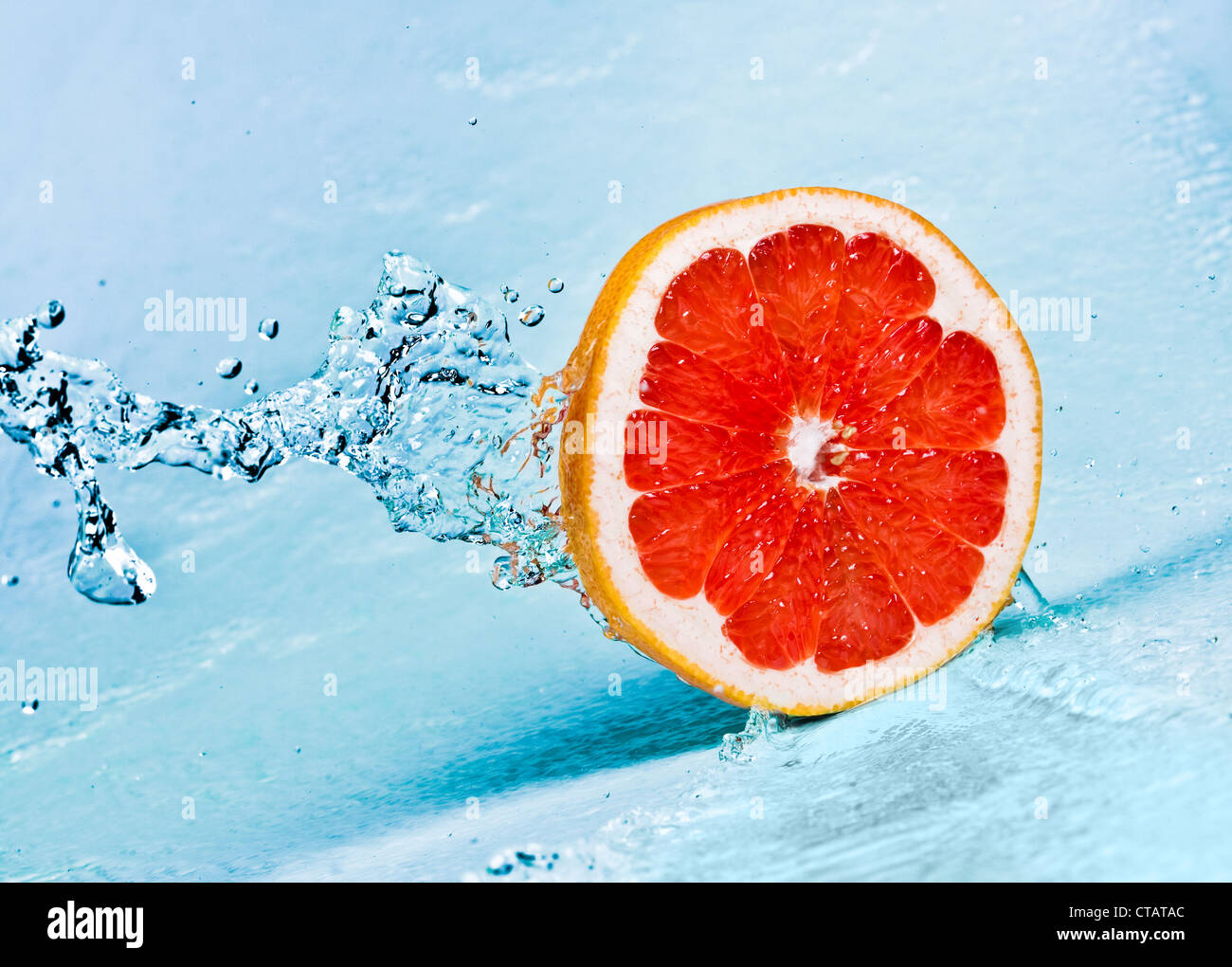 fresh water splash on red grapefruit Stock Photo - Alamy