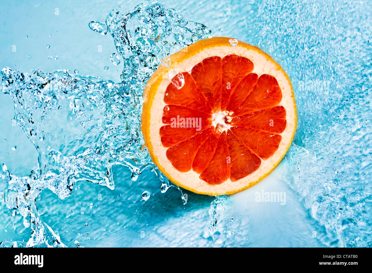 fresh water splash on red grapefruit Stock Photo - Alamy