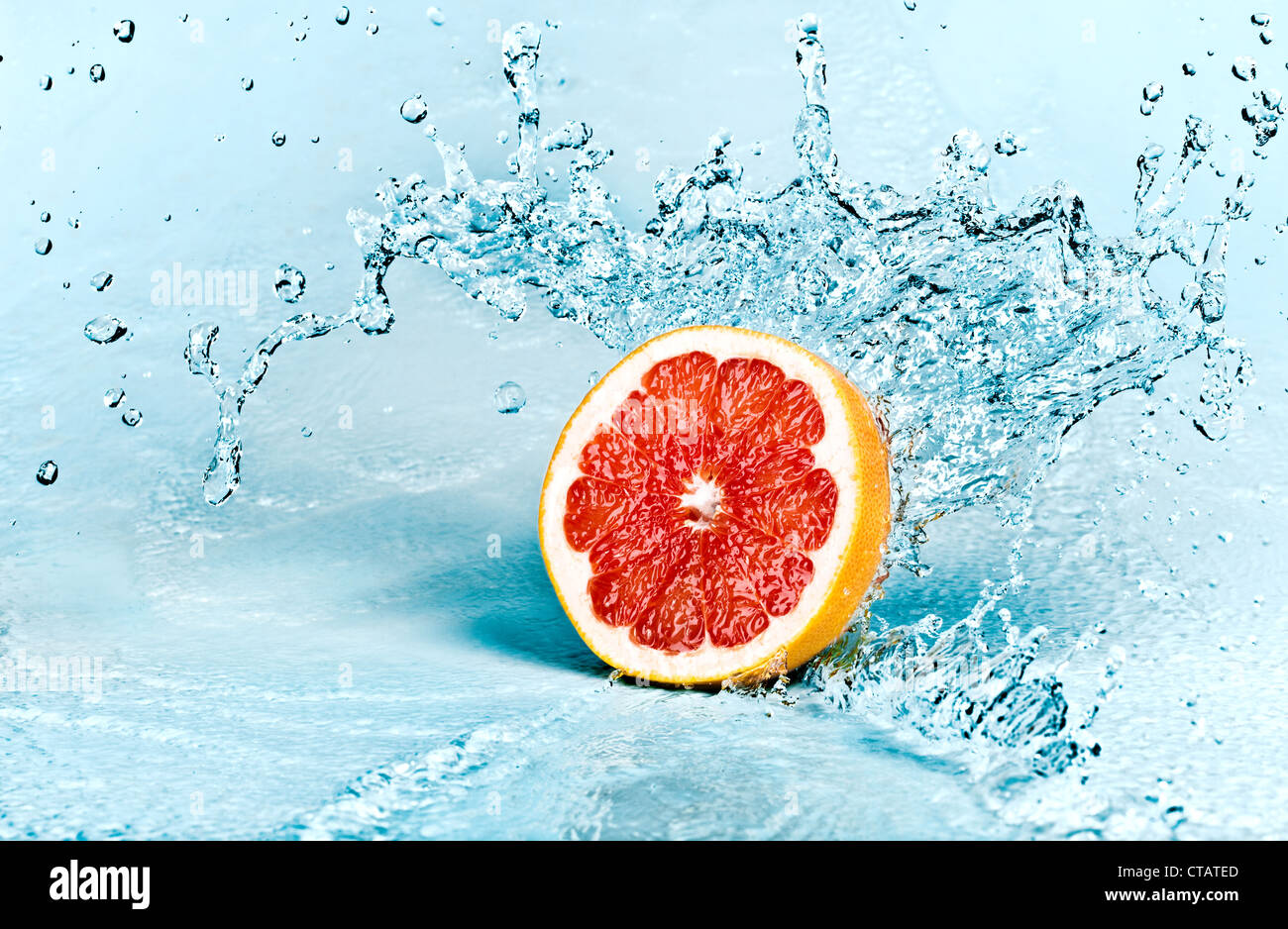 fresh water splash on red grapefruit Stock Photo - Alamy