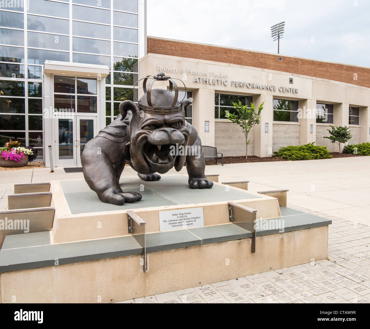 James madison jmu statue hi-res stock photography and images - Alamy