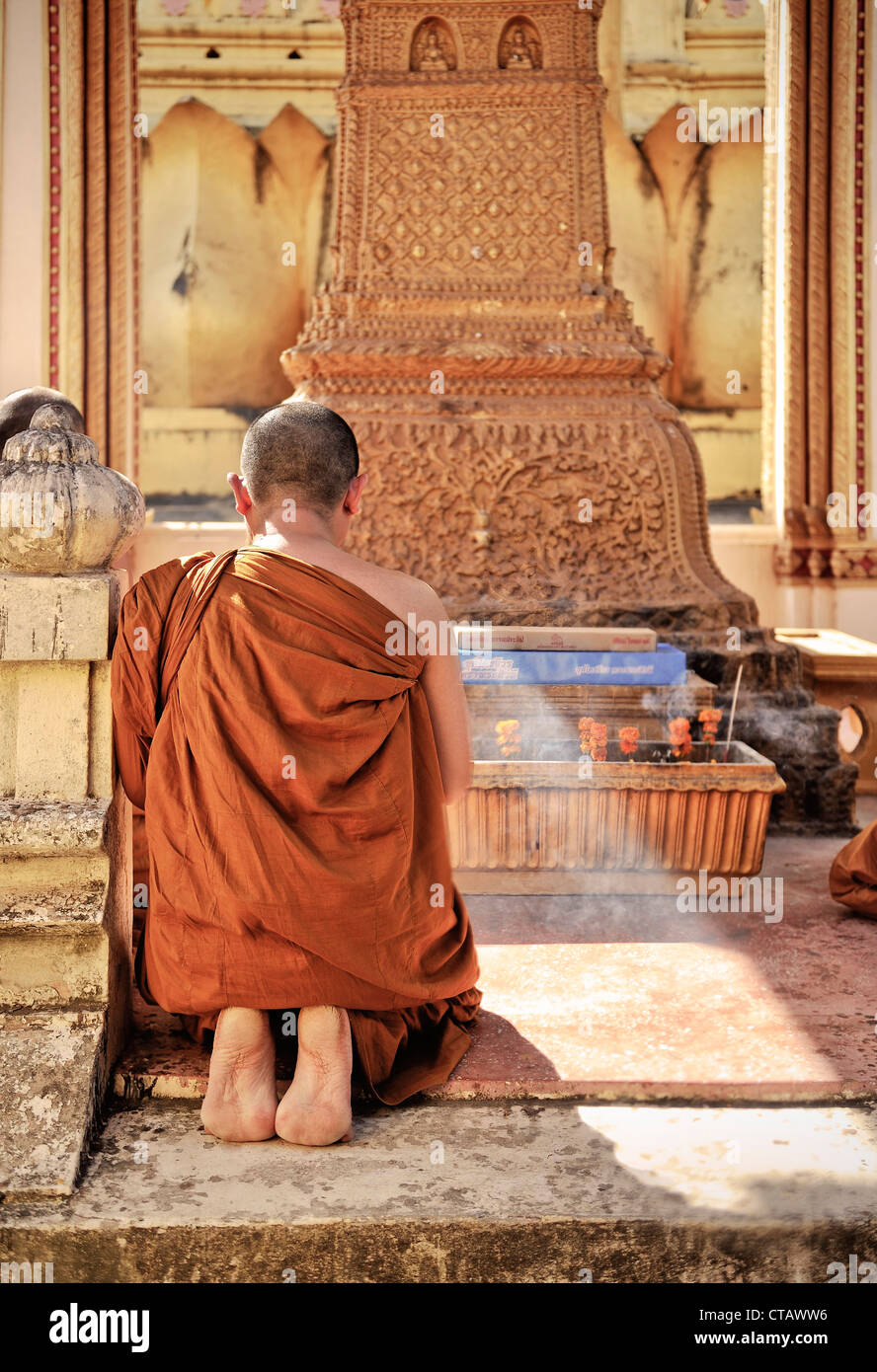 Buddhist monk praying hi-res stock photography and images - Alamy