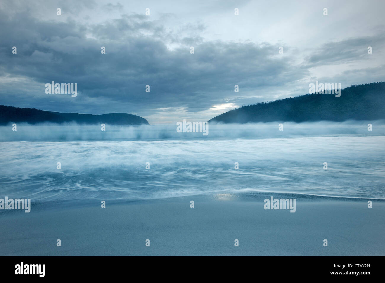 Strong swell in early morning at Fortescue Bay, Tasman Nationalpark ...