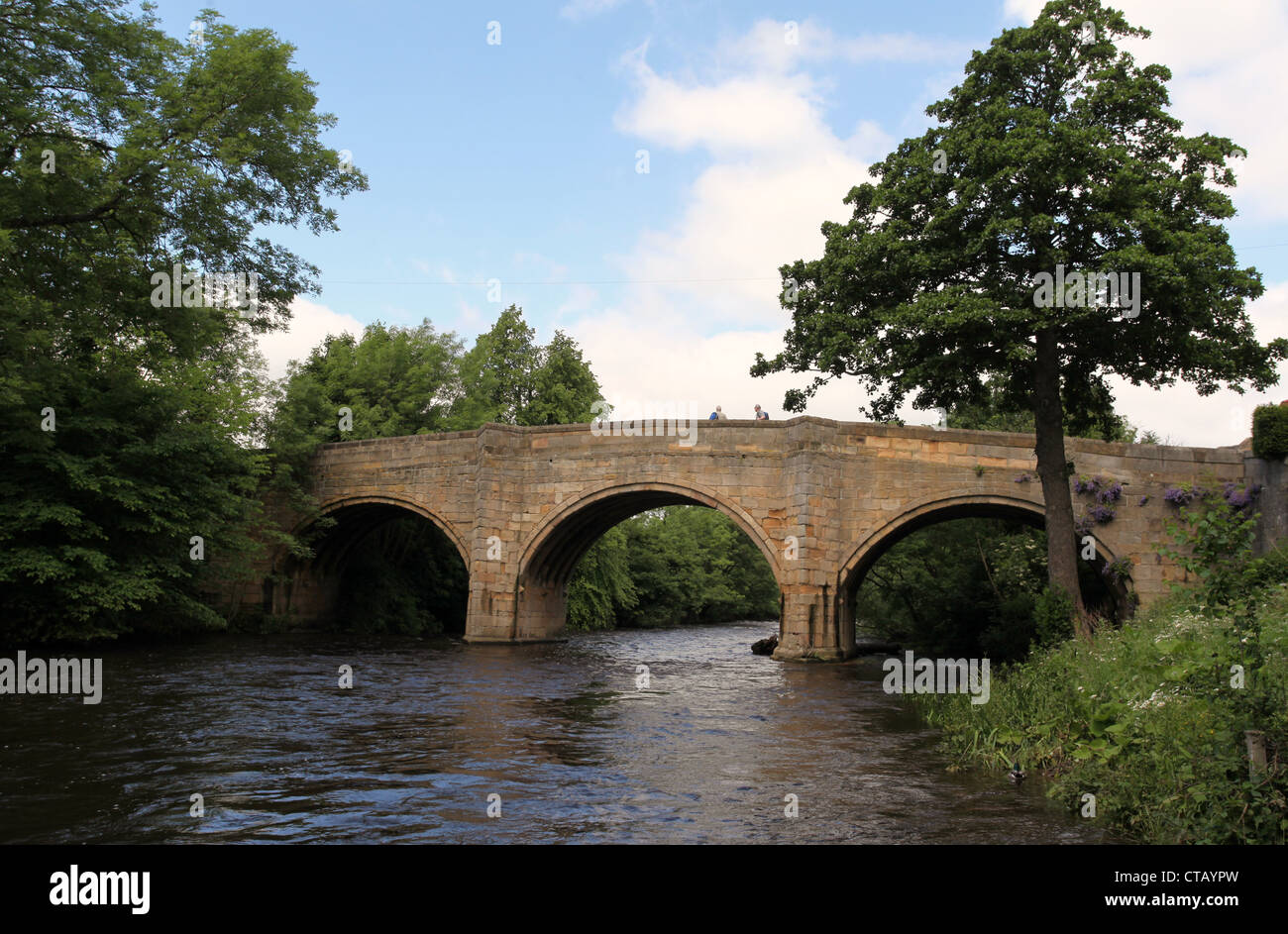 Old historic bridge peak district hi-res stock photography and images ...