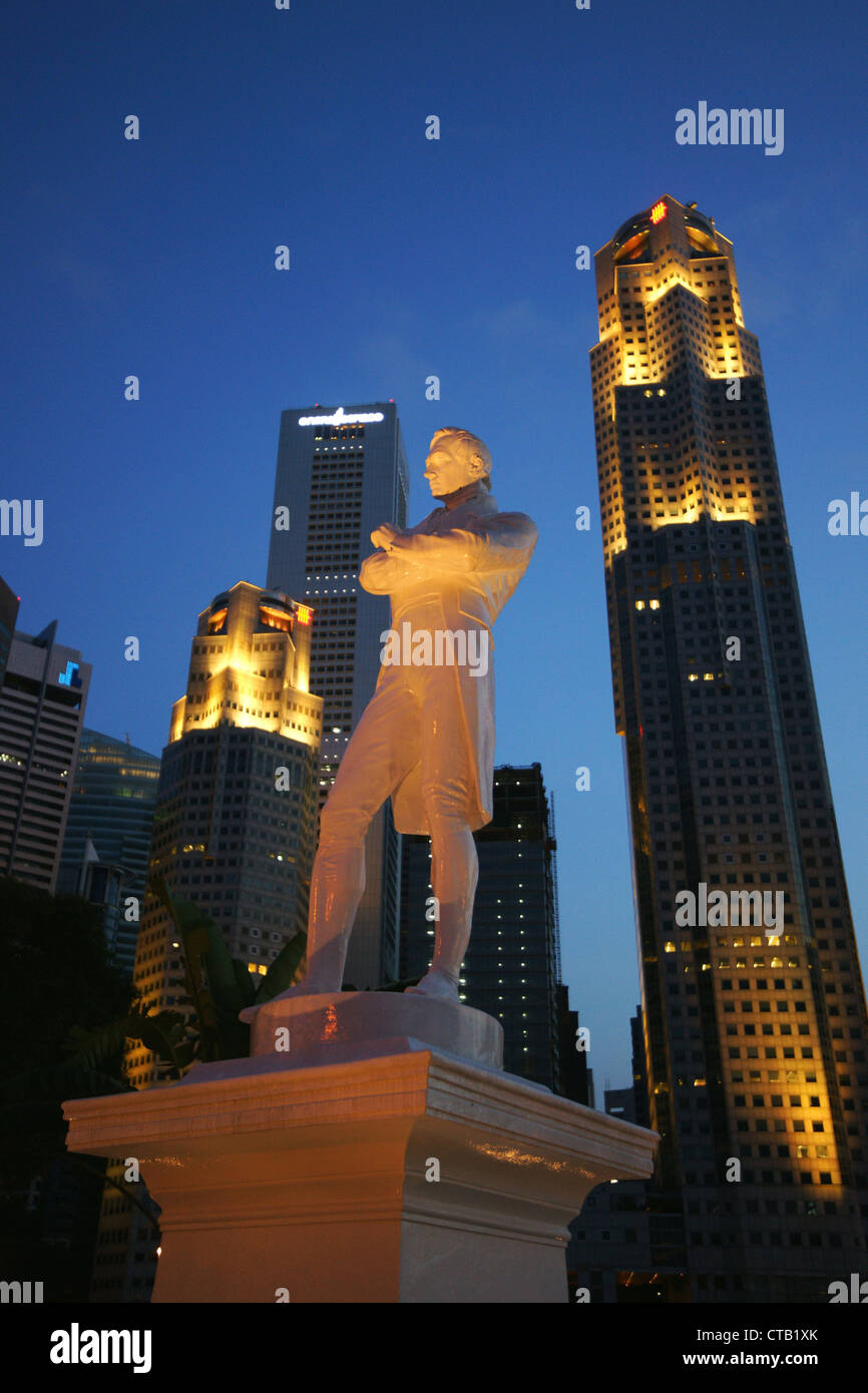 Raffles statue sir stamford raffles hi-res stock photography and images - Alamy