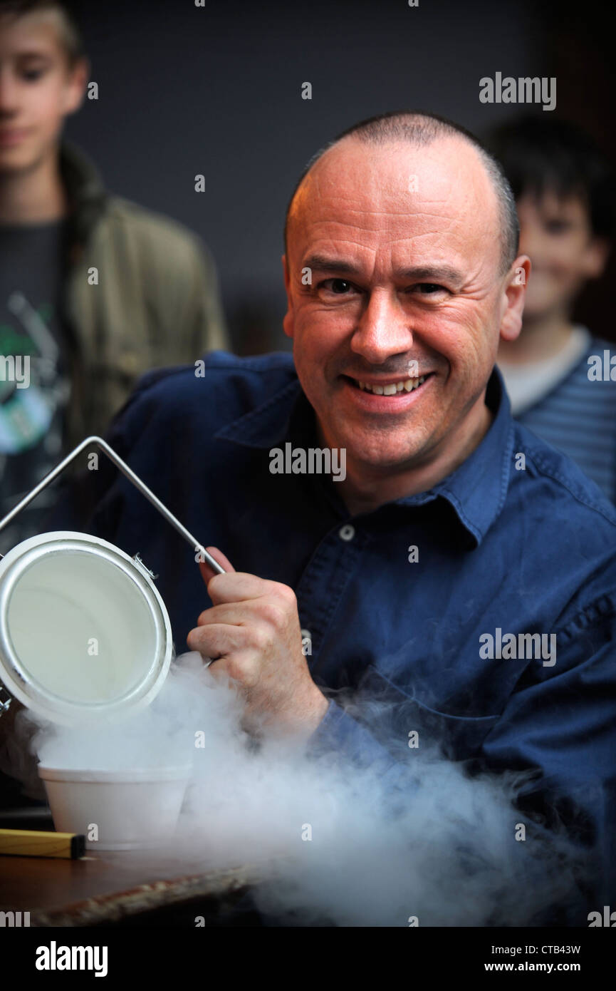 Children science experiments class hi-res stock photography and images ...