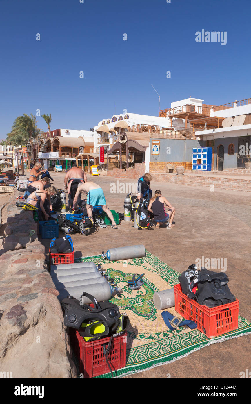 Divers setting up at the lighthouse dive site in Dahab, Egypt Stock ...