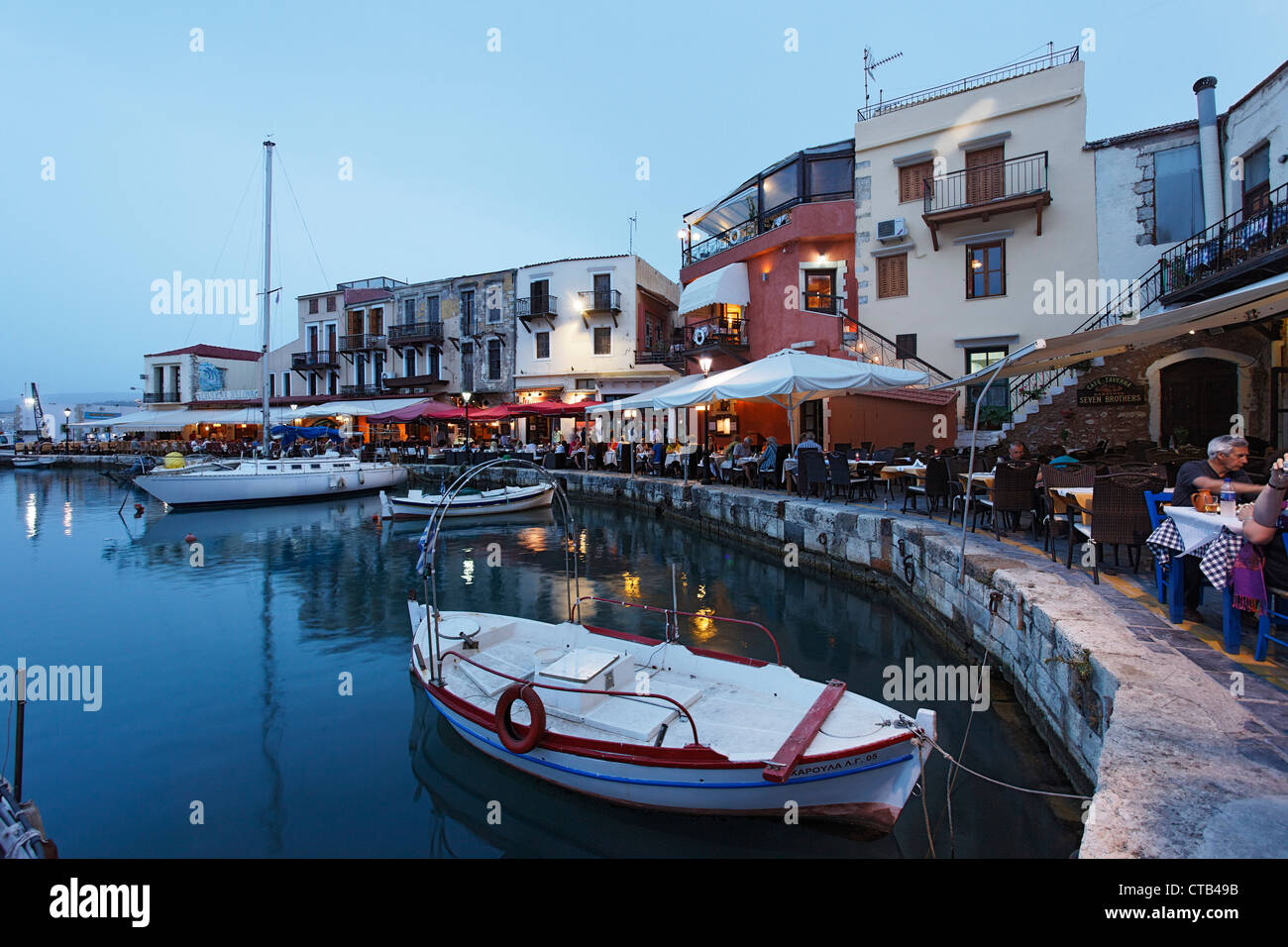 Venetian harbour restaurants in rethymnon hi-res stock photography and ...