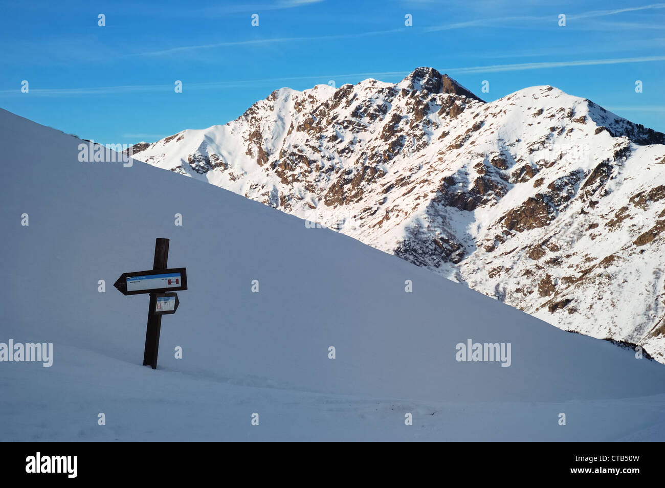 trail direction signs in snowed mountain Stock Photo - Alamy