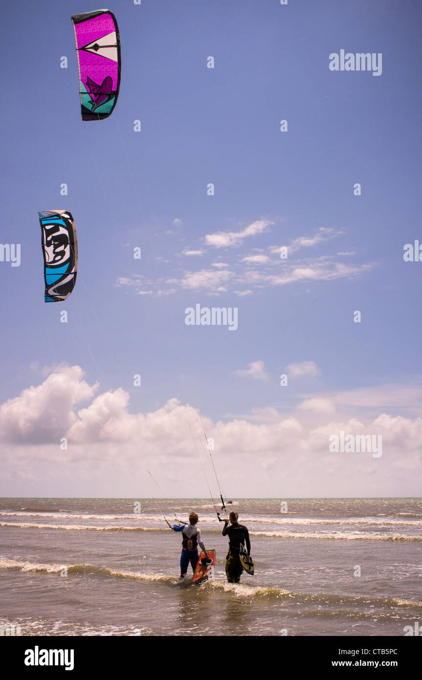 Preparing kites hi-res stock photography and images - Alamy