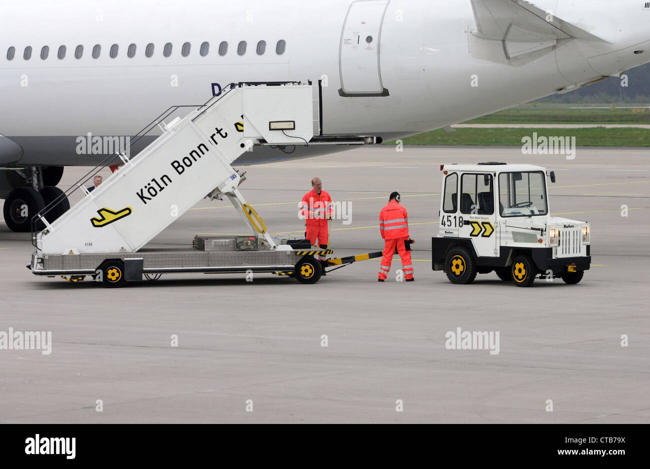 Airport operations vehicle hi-res stock photography and images - Alamy