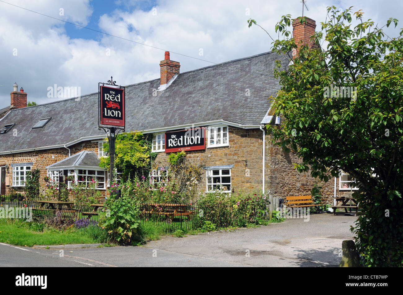 The Red Lion, in Hellidon, Northamptonshire, England Stock Photo - Alamy