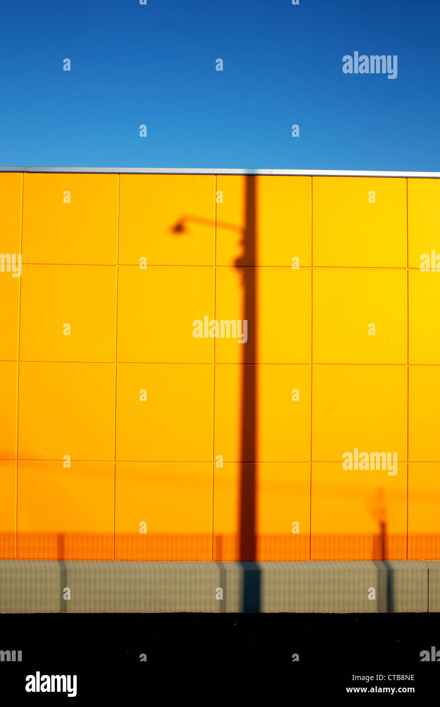 Modern yellow wall lampost shadow hi-res stock photography and images ...