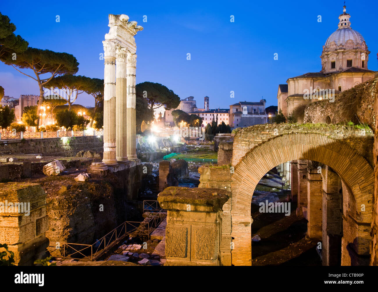 Night view of Foro romano, Rome, Italy Stock Photo - Alamy