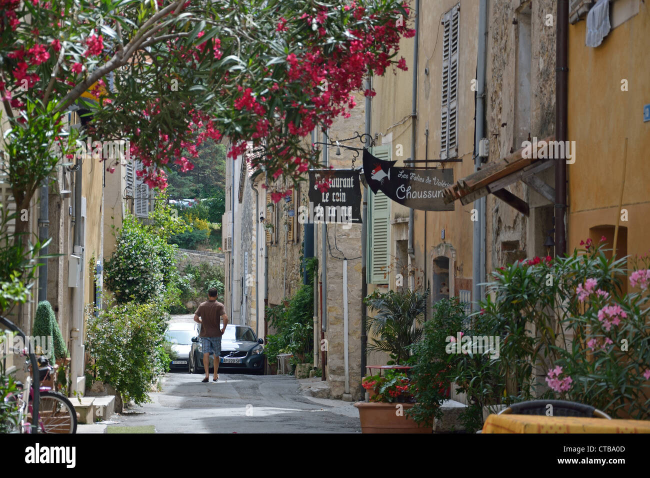 Street scene, Valbonne, Alpes-Maritimes, Provence-Alpes-Côte d'Azur ...